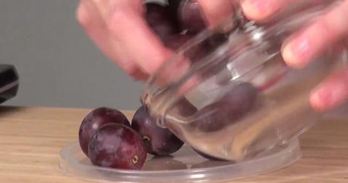 How to halve grapes - Chatelaine