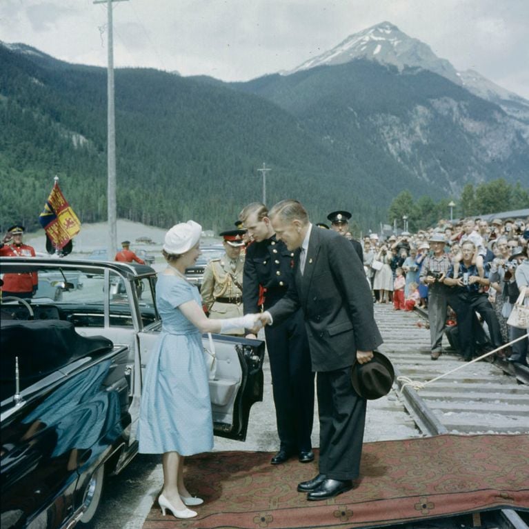 A peek inside the Queen's (many!) handbags — and their role in royal ...