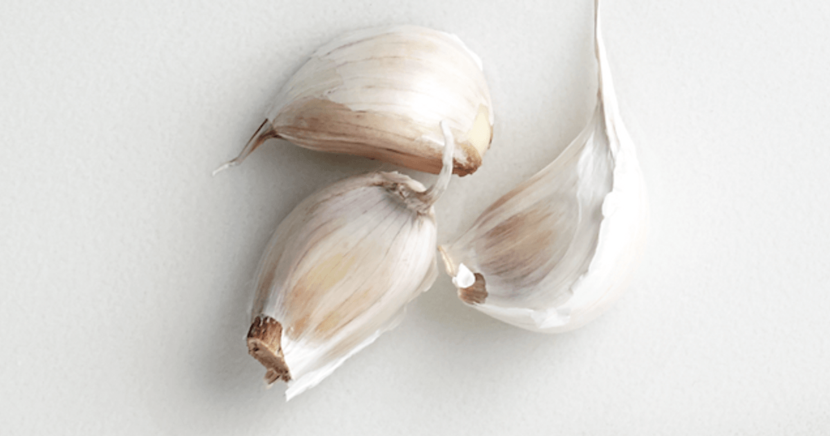Chatelaine Basics: How to peel garlic, three ways - Chatelaine