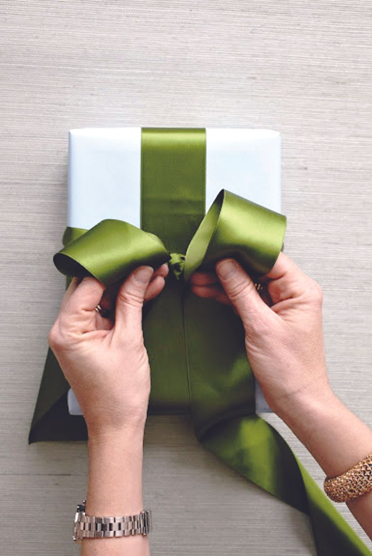 Holiday Gift Wrapping: How To Tie The Perfect Bow - Chatelaine