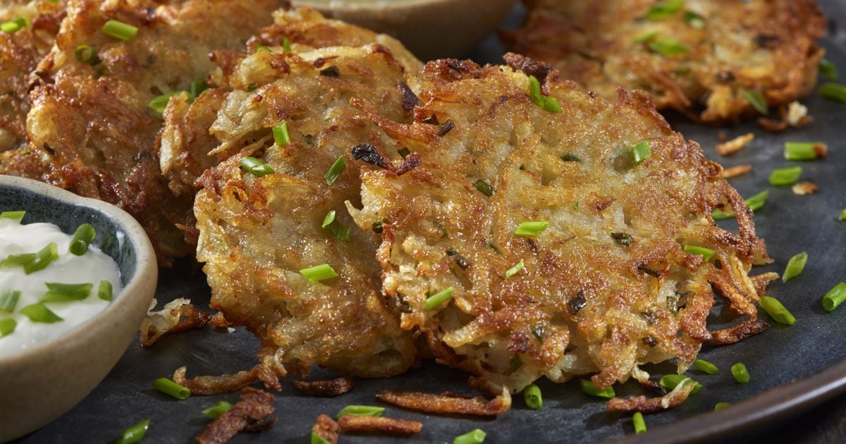 Why Latkes And Applesauce Are The Ultimate Hanukkah Pairing - Chatelaine